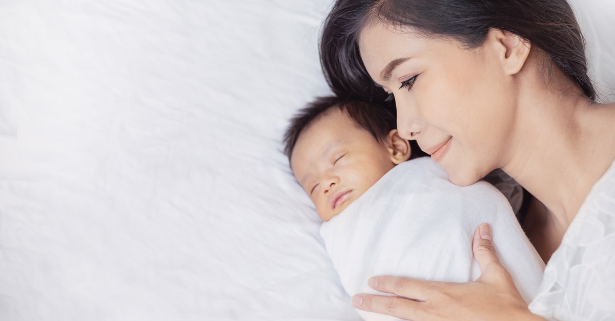 【新生兒照顧技巧教學step by step】新手父母總怕摔著寶寶，以「搖籃式抱法」抱新生兒，就能抱得穩、抱得安全｜Mombaby 媽媽寶寶懷孕生活網