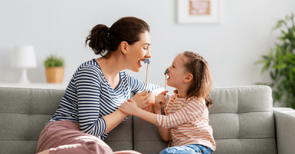這5種訓練孩子「眼神接觸」的方法超NG！3技巧讓孩子明白對視的重要性｜Mombaby 媽媽寶寶懷孕生活網