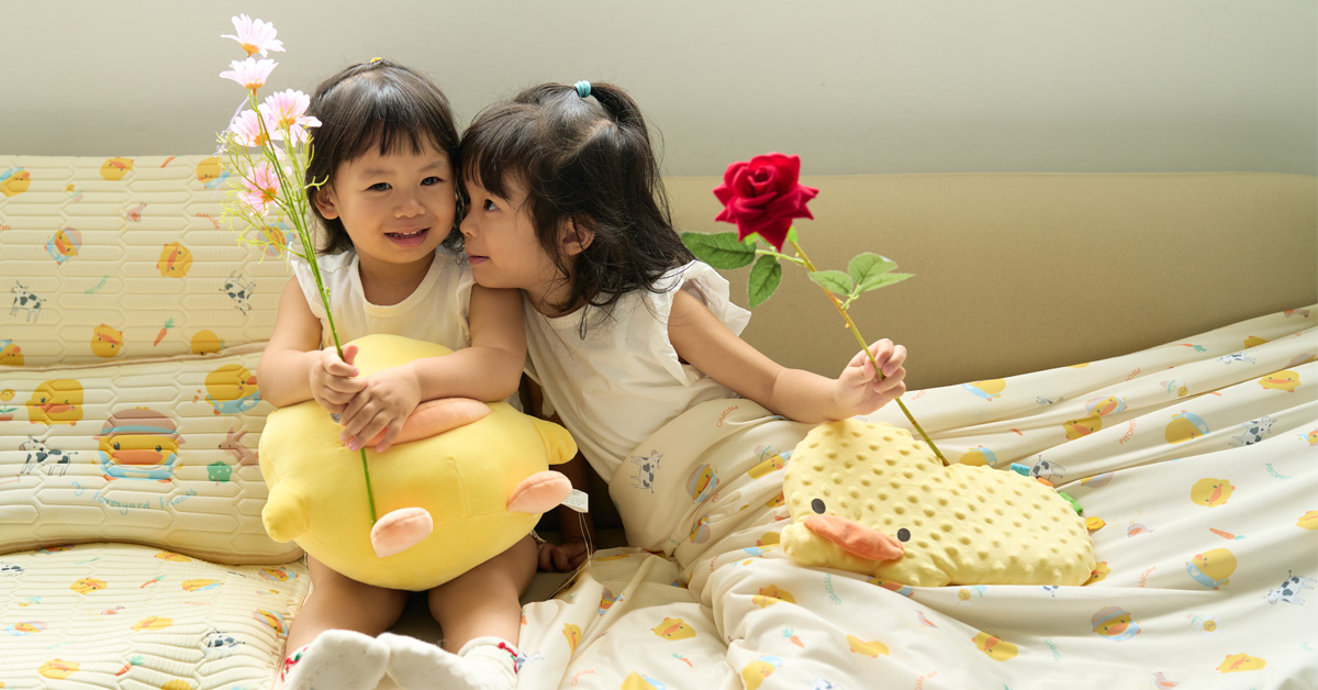 維持寶寶睡眠品質，關鍵在於寢具的選擇！夏日要涼要好睡，黃色小鴨Piyo睏好好體感瞬涼寢具有助一夜好眠～｜Mombaby 媽媽寶寶懷孕生活網