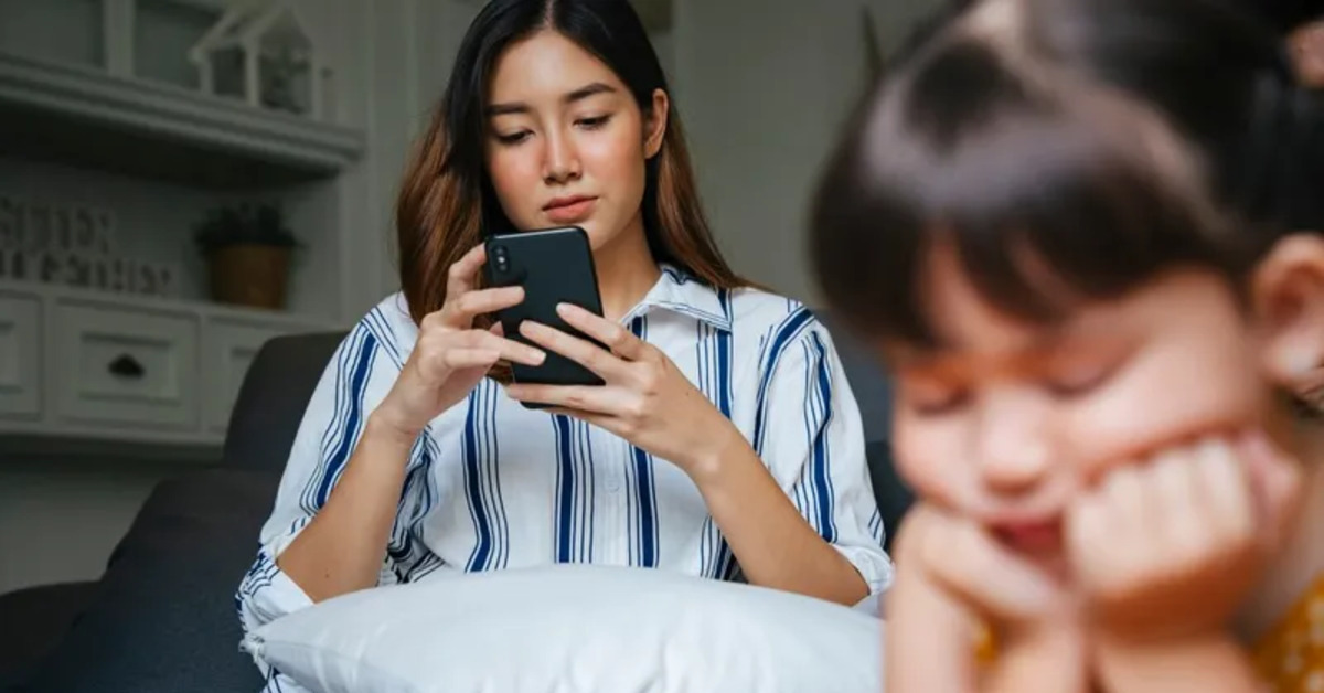 常在小孩面前滑手機，恐影響孩子 EQ 發展｜Mombaby 媽媽寶寶懷孕生活網